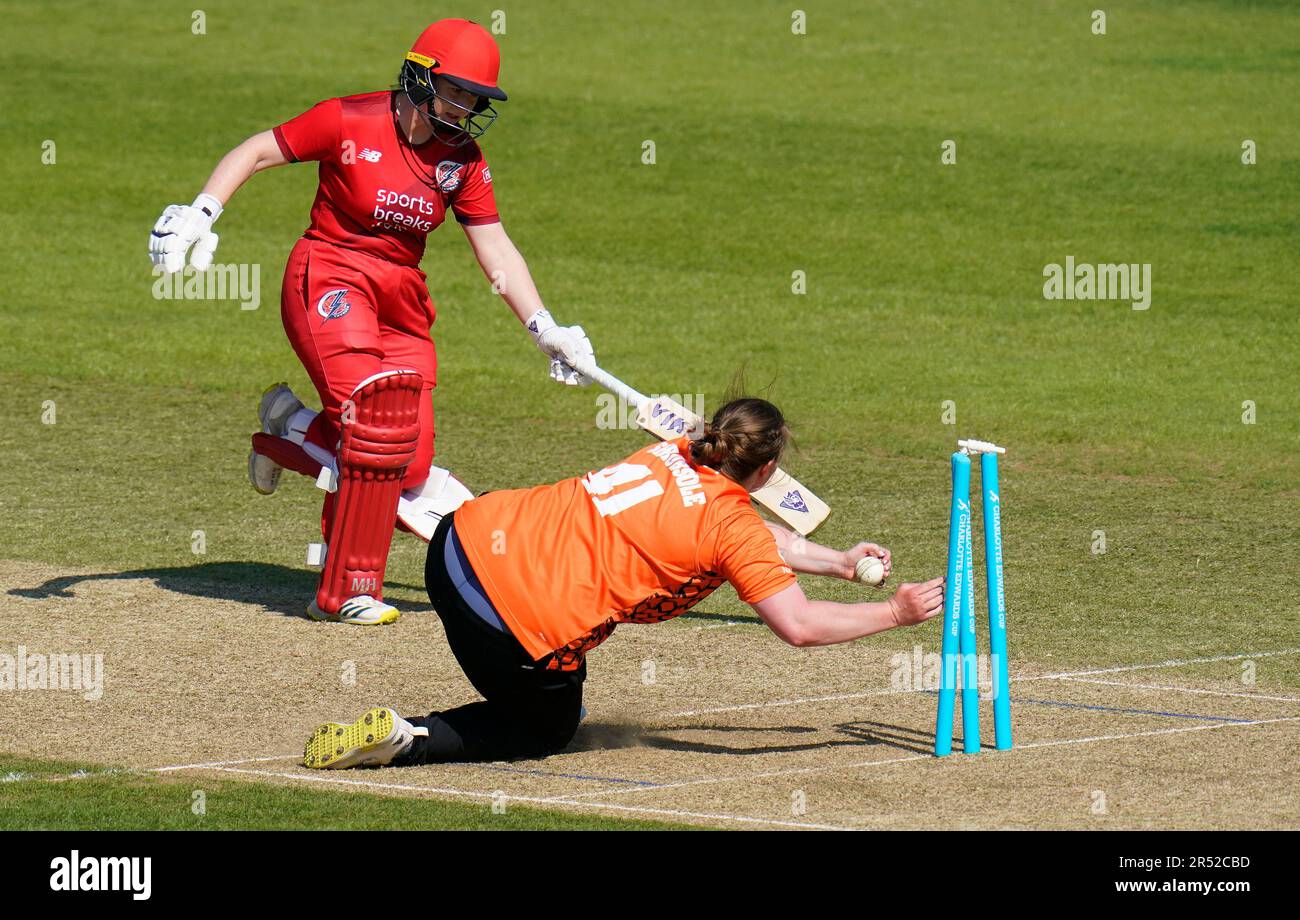 Southern Vipers' Anya Shrubsole runs out Thunder's Olivia Bell during ...