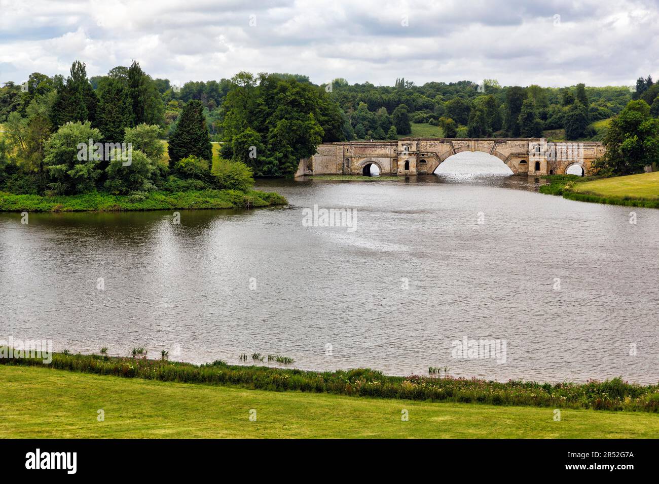 Grand Bridge in parkland, Blenheim Palace, UNESCO World Heritage Site ...