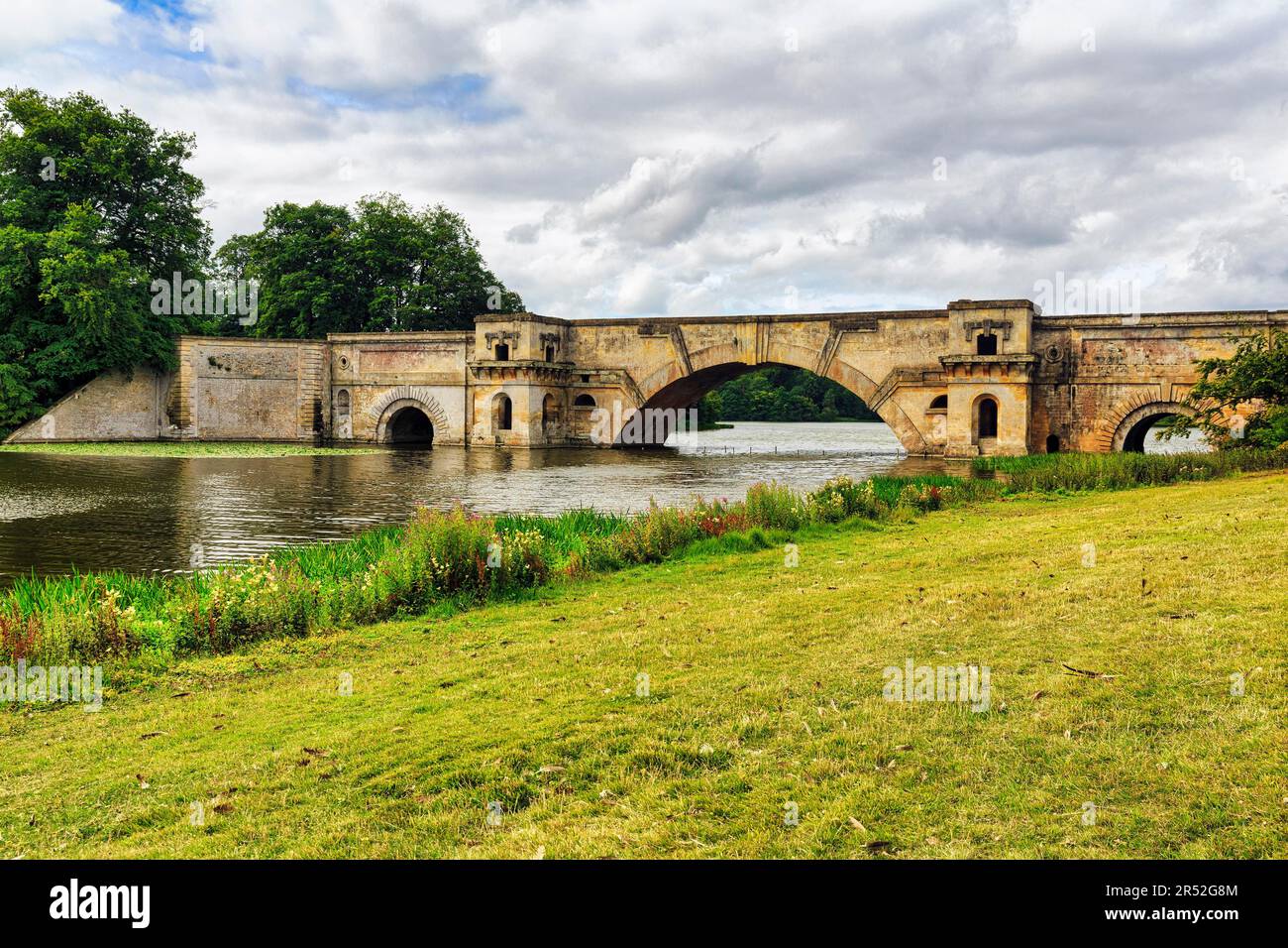 Grand Bridge in parkland, Blenheim Palace, UNESCO World Heritage Site ...