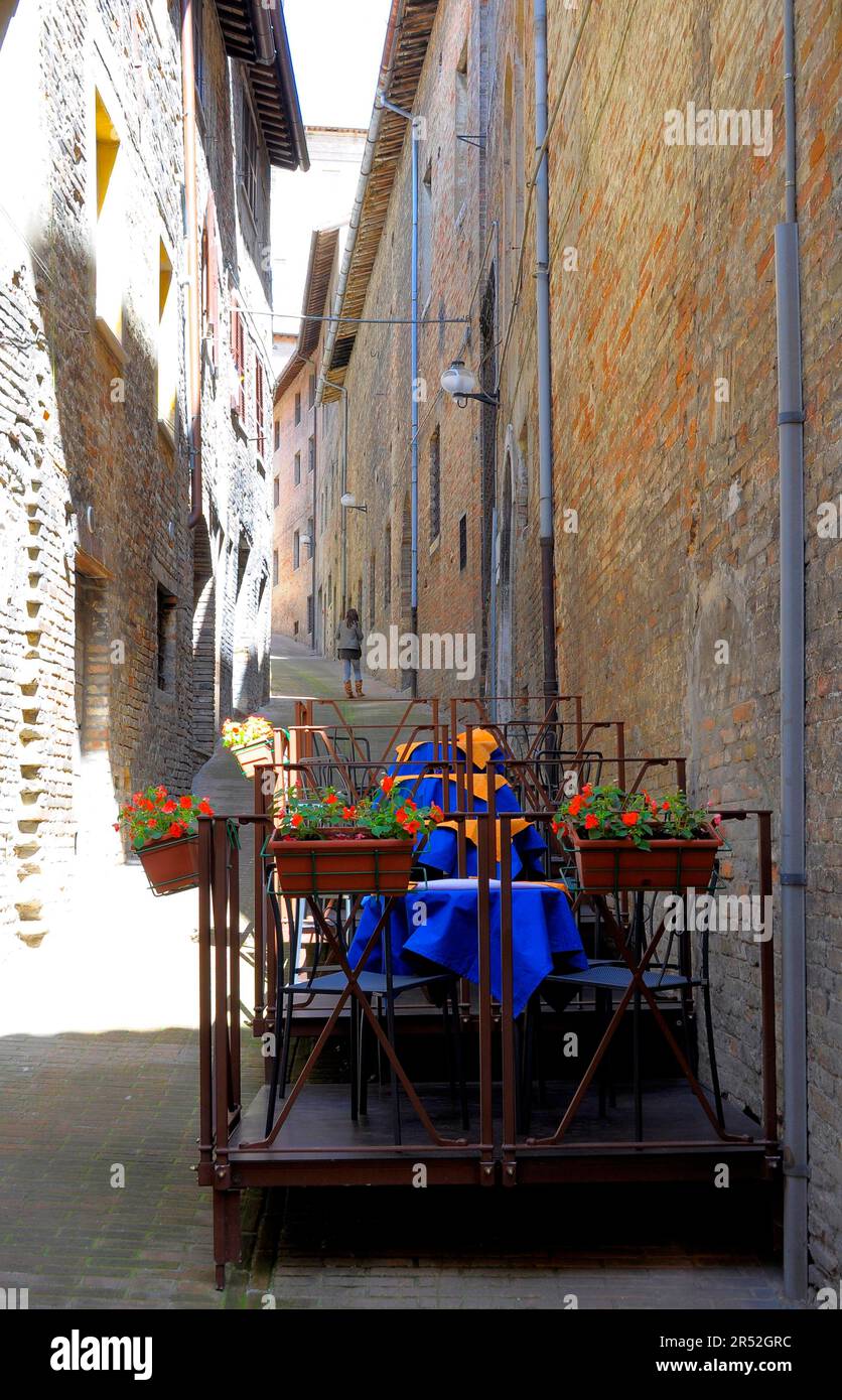 Italia, Italy, Marche, Urbino, downtown, old town, narrow alley with ...