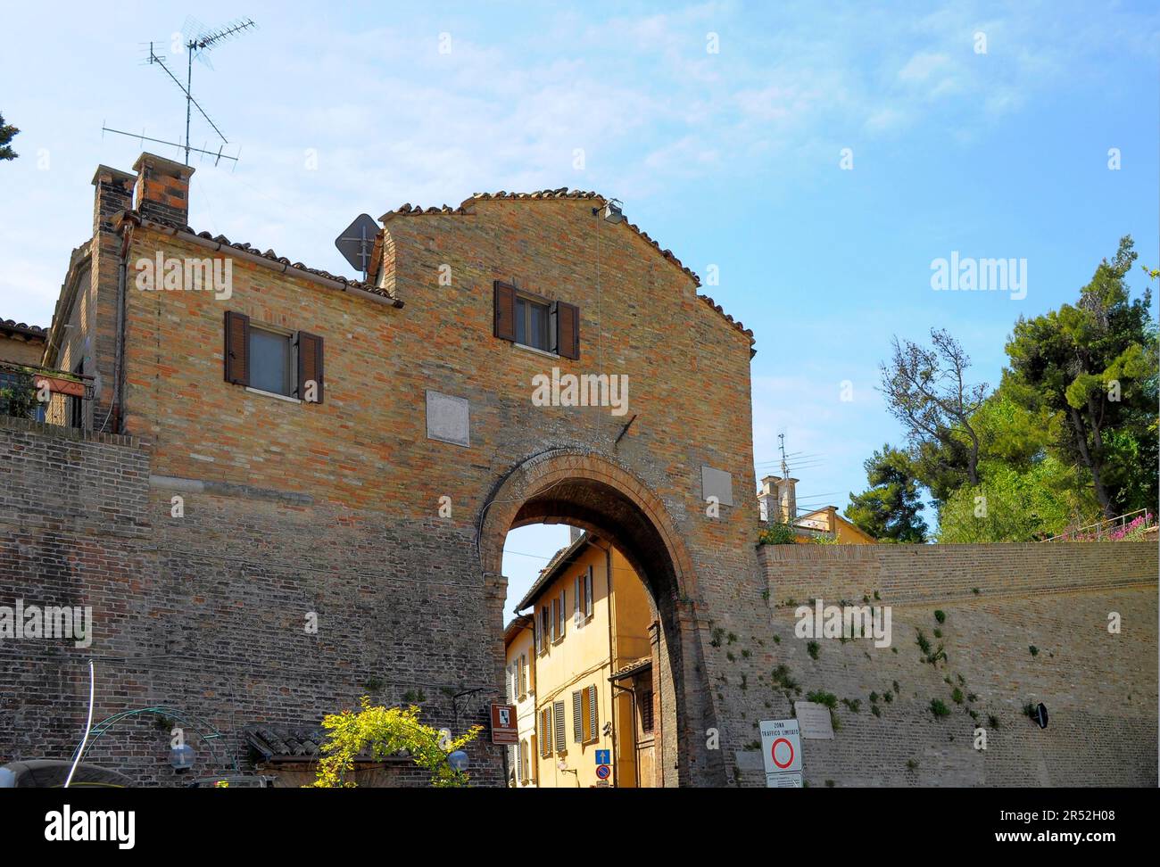Italia, Italy, Marche, Urbino, city centre, old town, arched gate Porta S. Lucia, Porta Santa ...