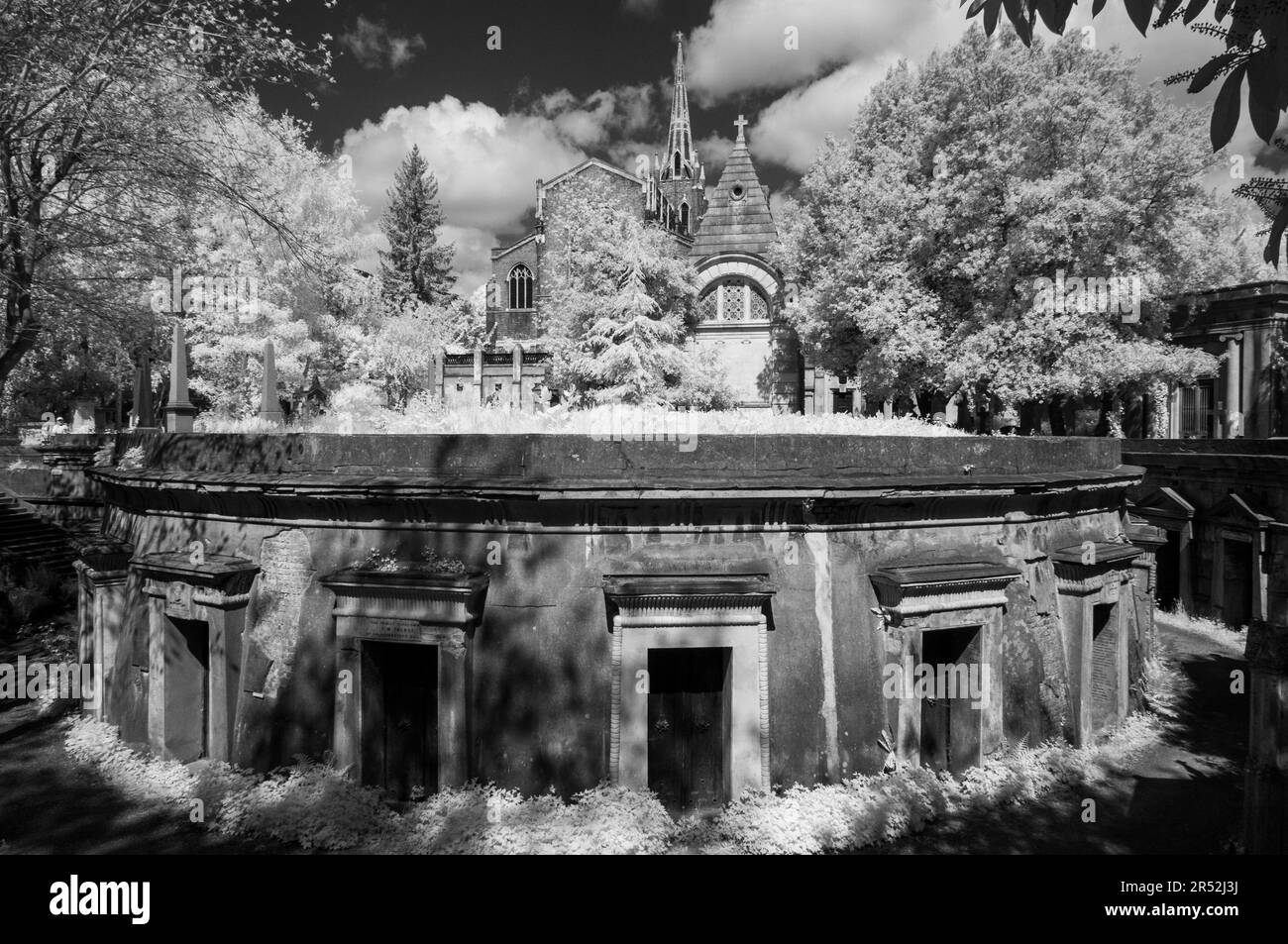 Tombs In Circle Of Lebanon Highgate Cemetery West London Stock Photo