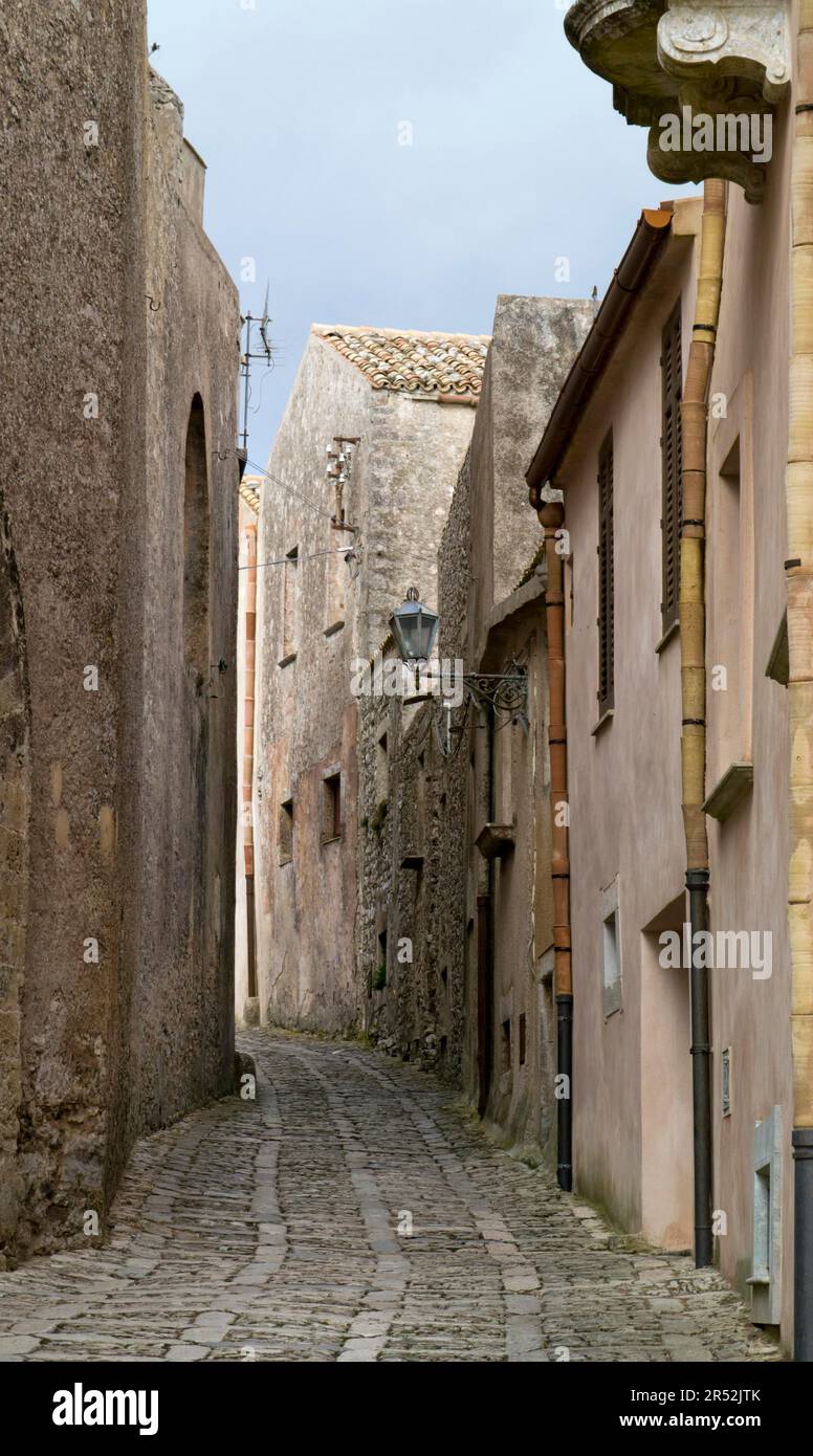Alley of the middle ages hi-res stock photography and images - Alamy