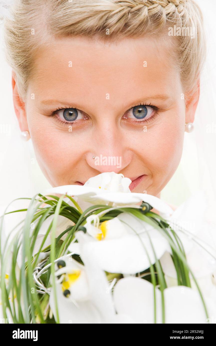 Blonde bride with very beautiful eyes with veil and bouquet Stock Photo ...