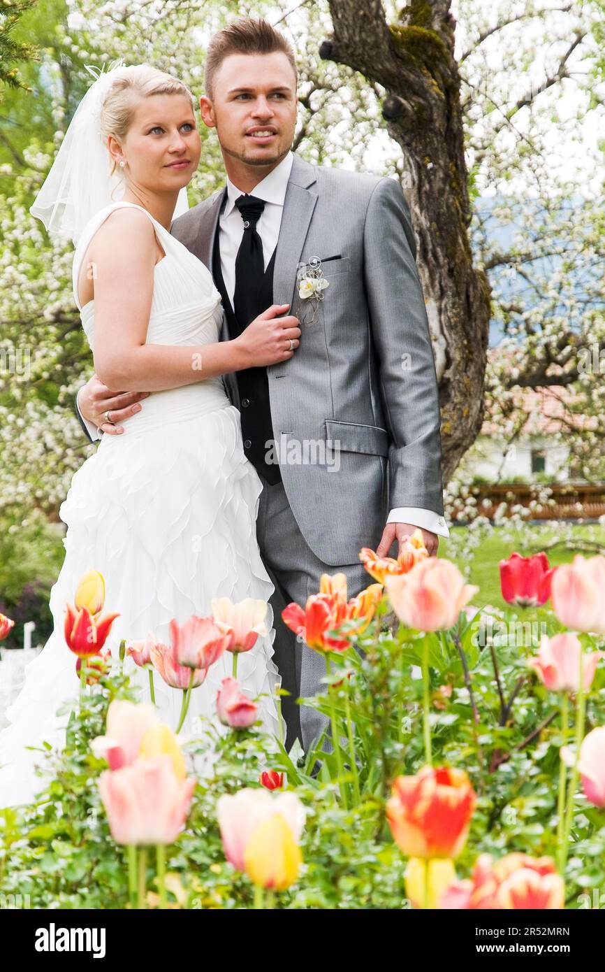 bride and groom couple celebrating their wedding Stock Photo - Alamy