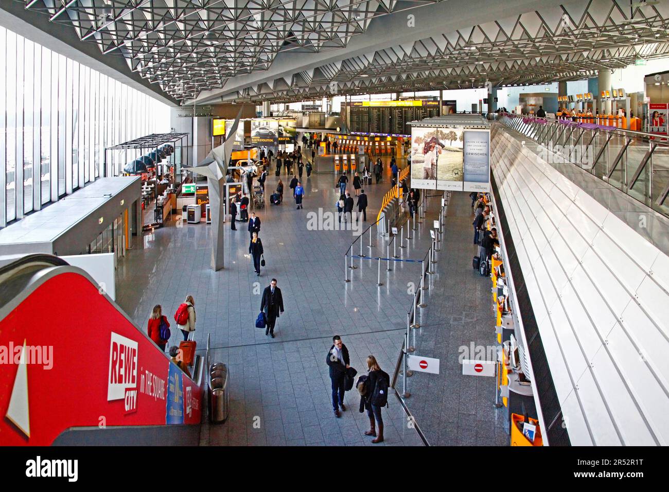 Check in counter terminal frankfurt airport hi-res stock photography ...