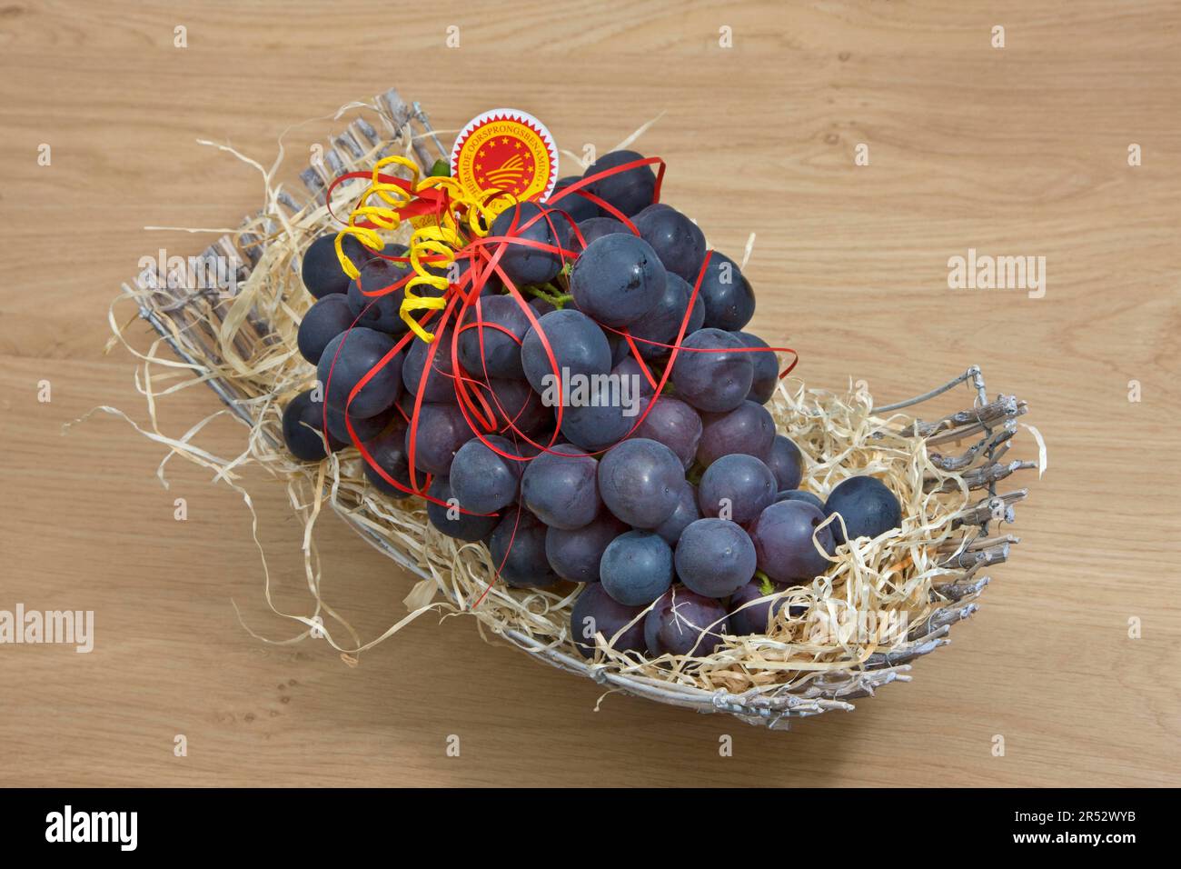 Belgian blue table grape (Vitis vinifera), gift box, grape cultivation ...