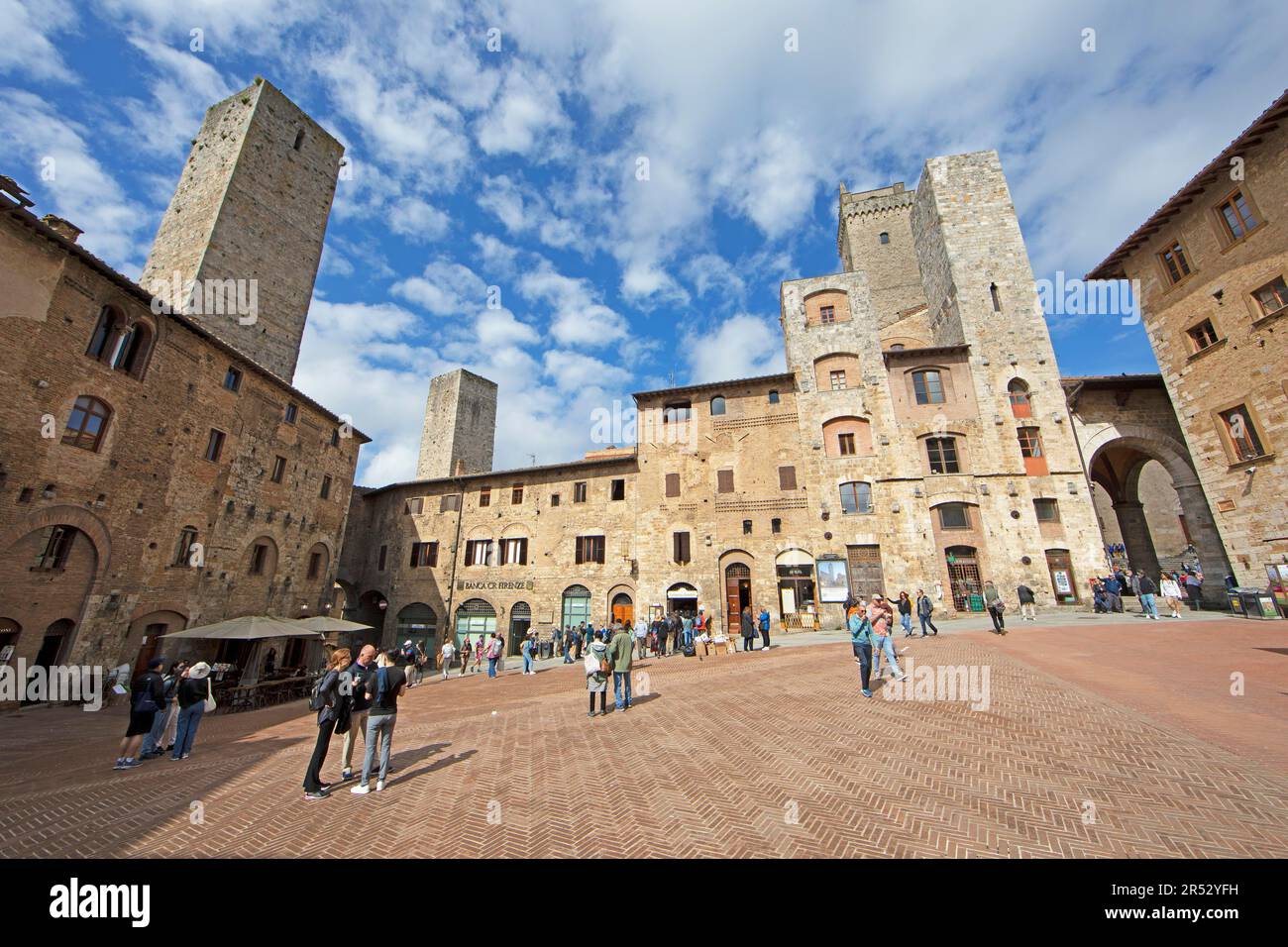 Piazza della Cisterna with the family towers, San Gimignano, Province ...