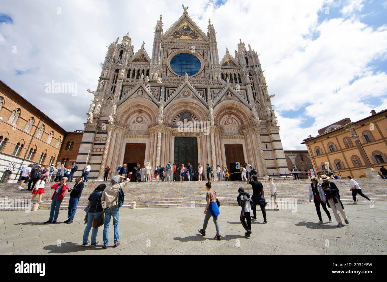 Cattedrale metropolitana di santa maria assunta siena hi-res stock ...