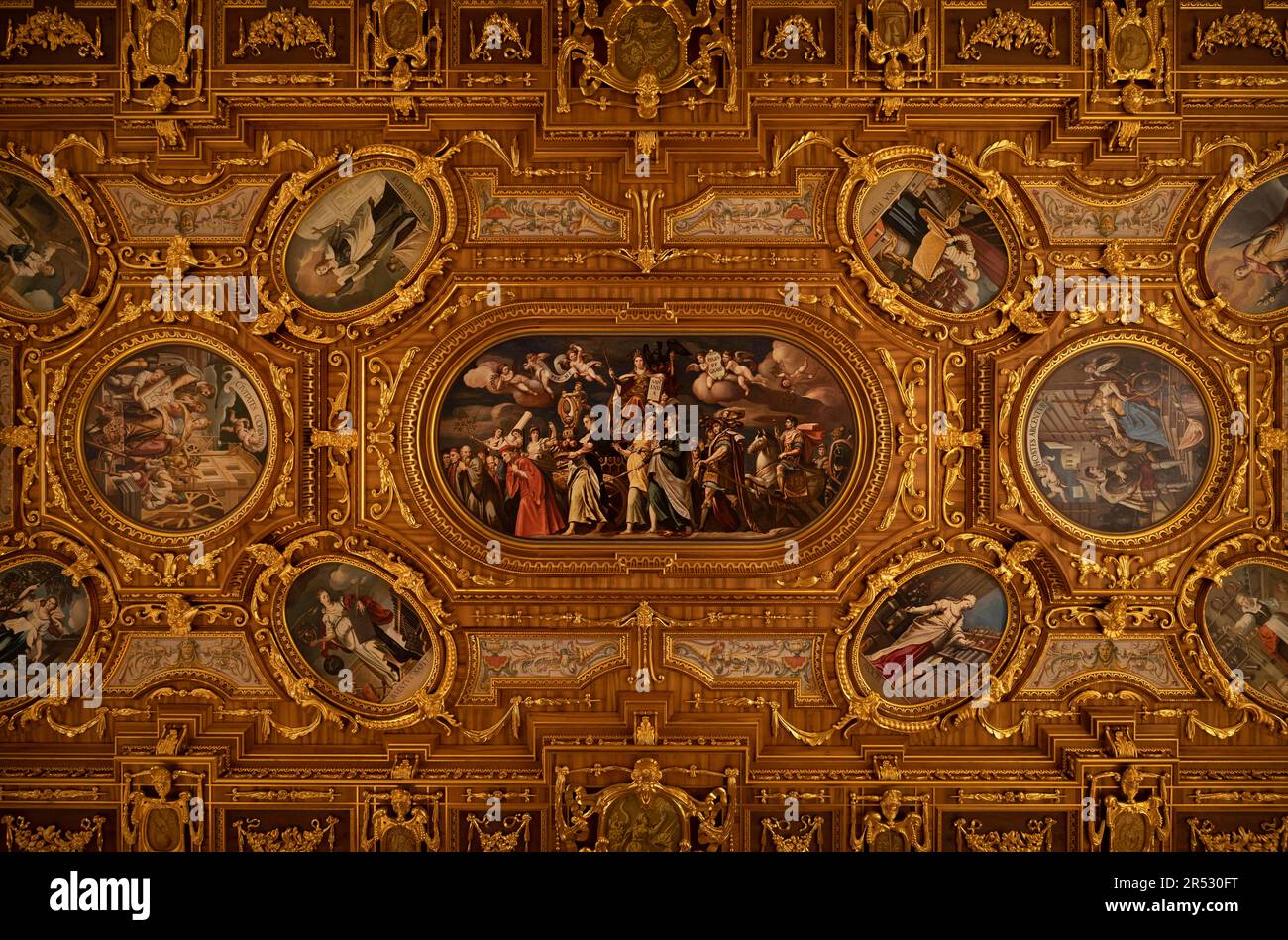 Beautiful golden decorated ceiling hi-res stock photography and images ...