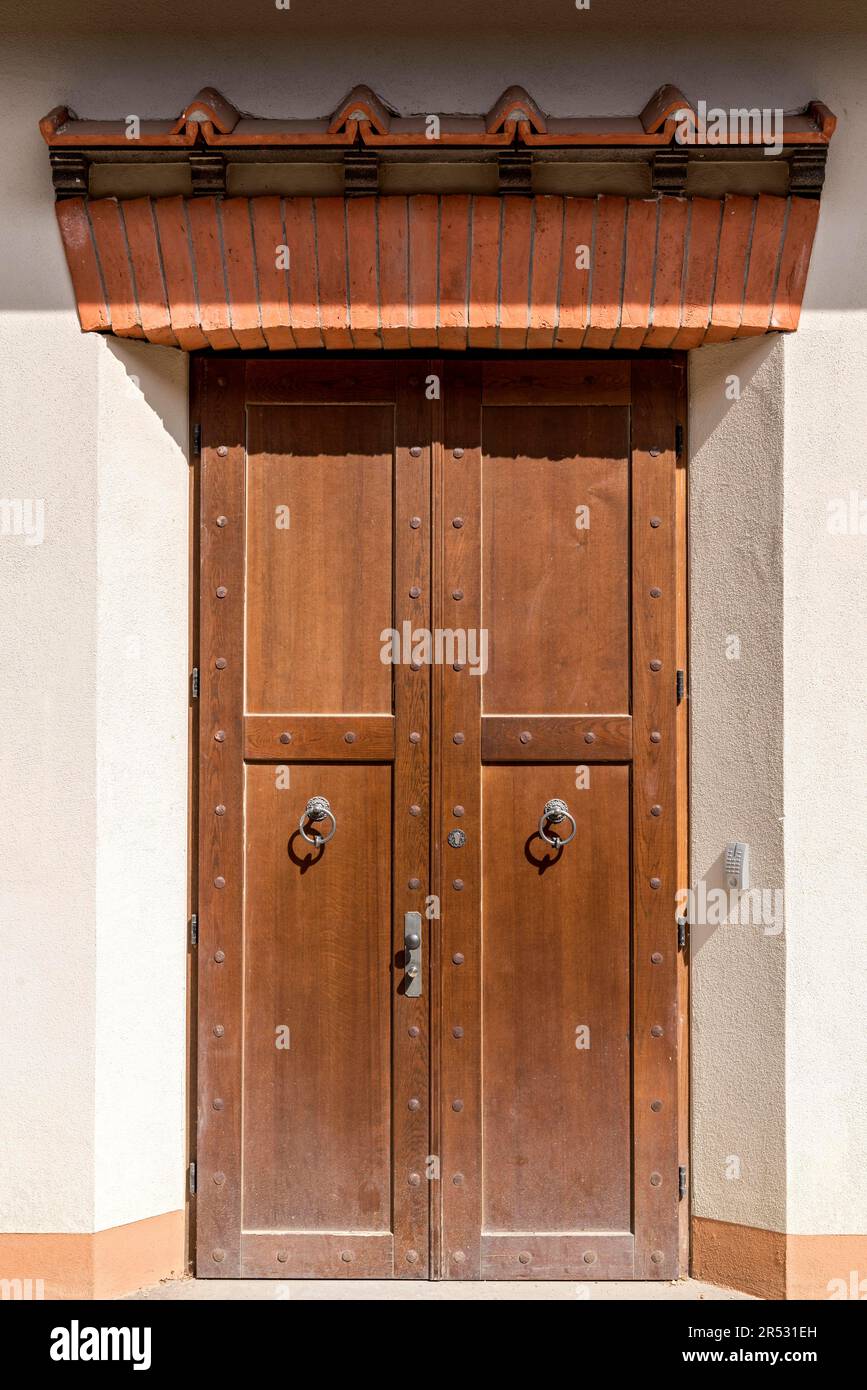 Entrance door with reconstructed lintel, vertical wedge stones and ...