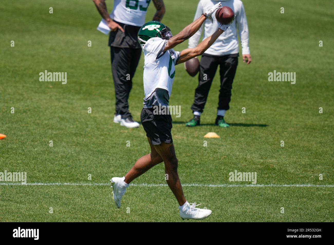 New York Jets' Garrett Wilson tries to catch a pass during a drill at ...