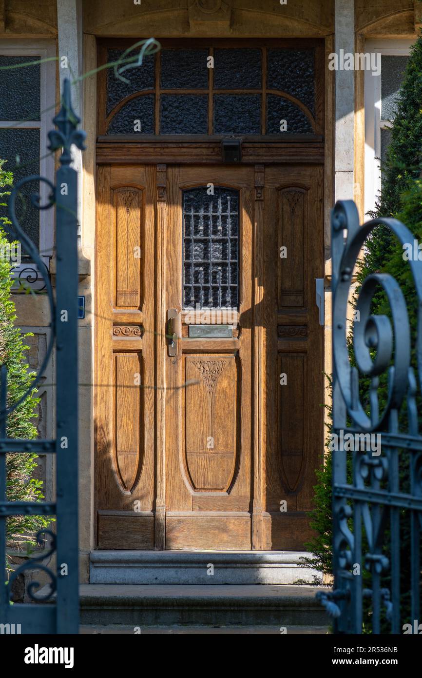 Old world door hi-res stock photography and images - Alamy