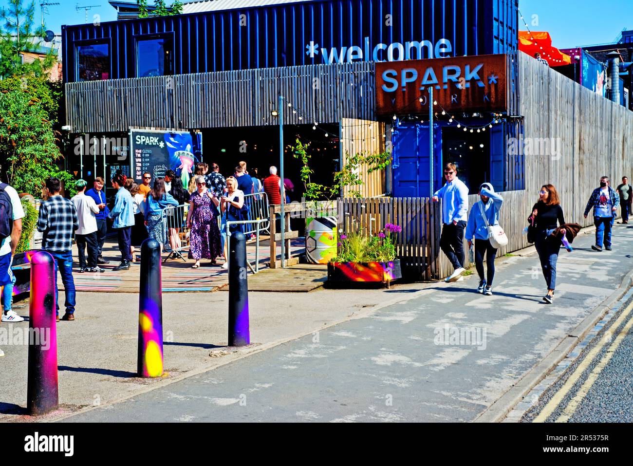 Spark container shopping hi-res stock photography and images - Alamy