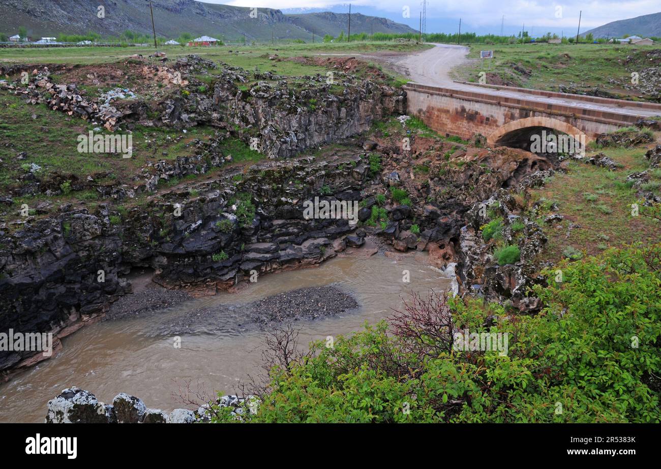 Historical Seytan Bridge in Van, Turkey Stock Photo - Alamy