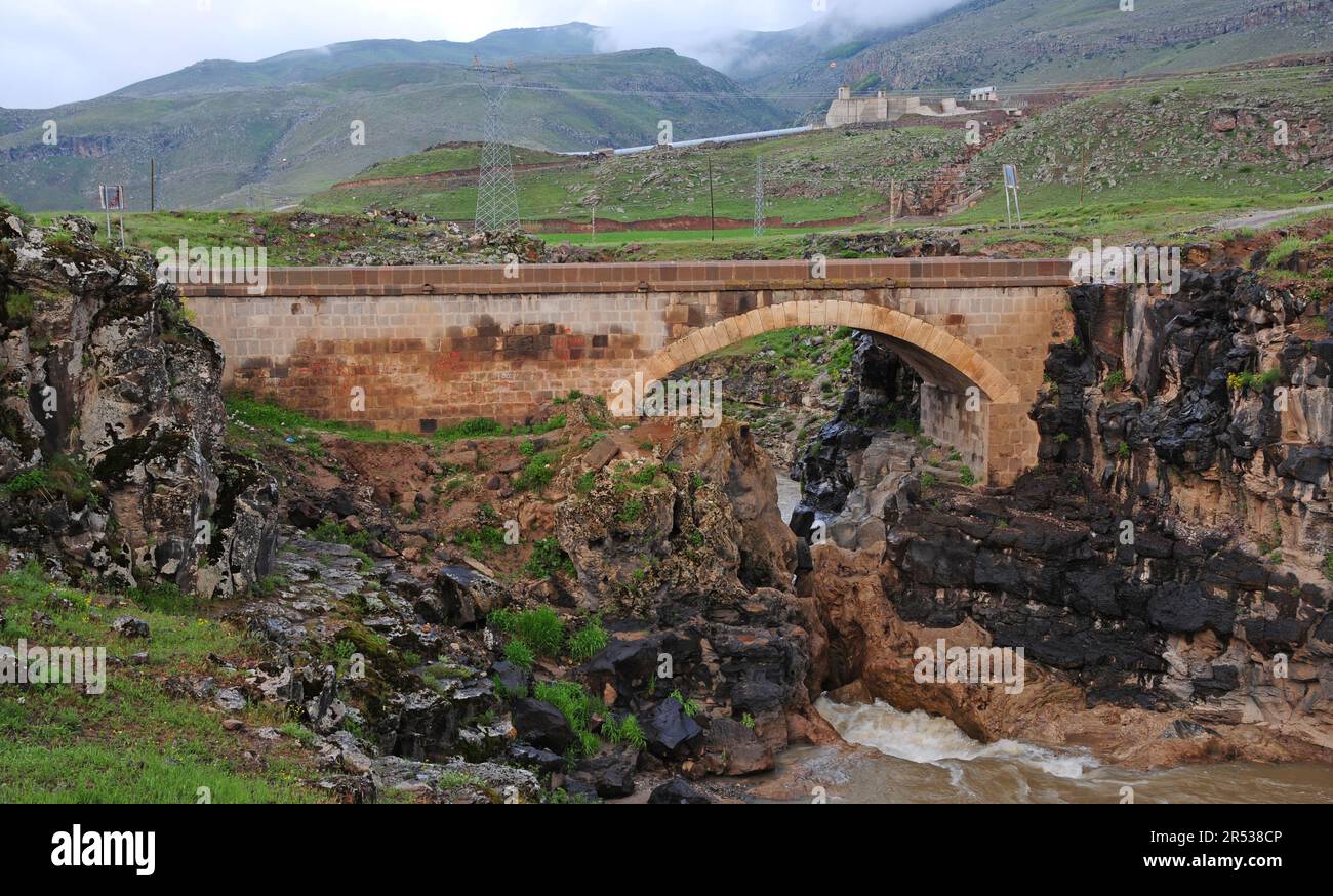 Historical Seytan Bridge in Van, Turkey Stock Photo - Alamy