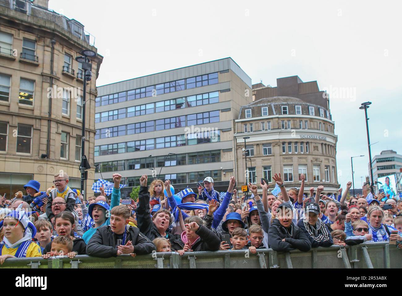 Sheffield Wednesday fans chant as Sheffield Wednesday celebrate ...