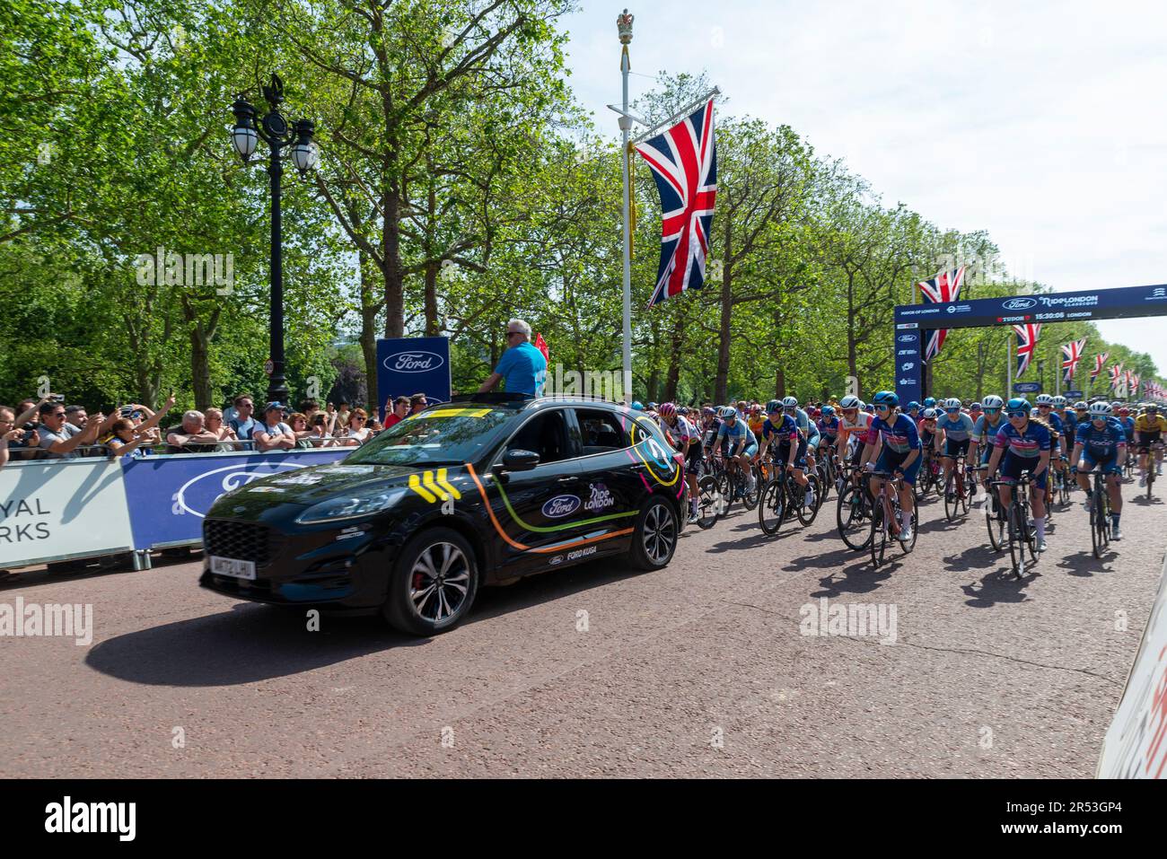 Neutralised start of the Classique UCI Women's WorldTour road race ...