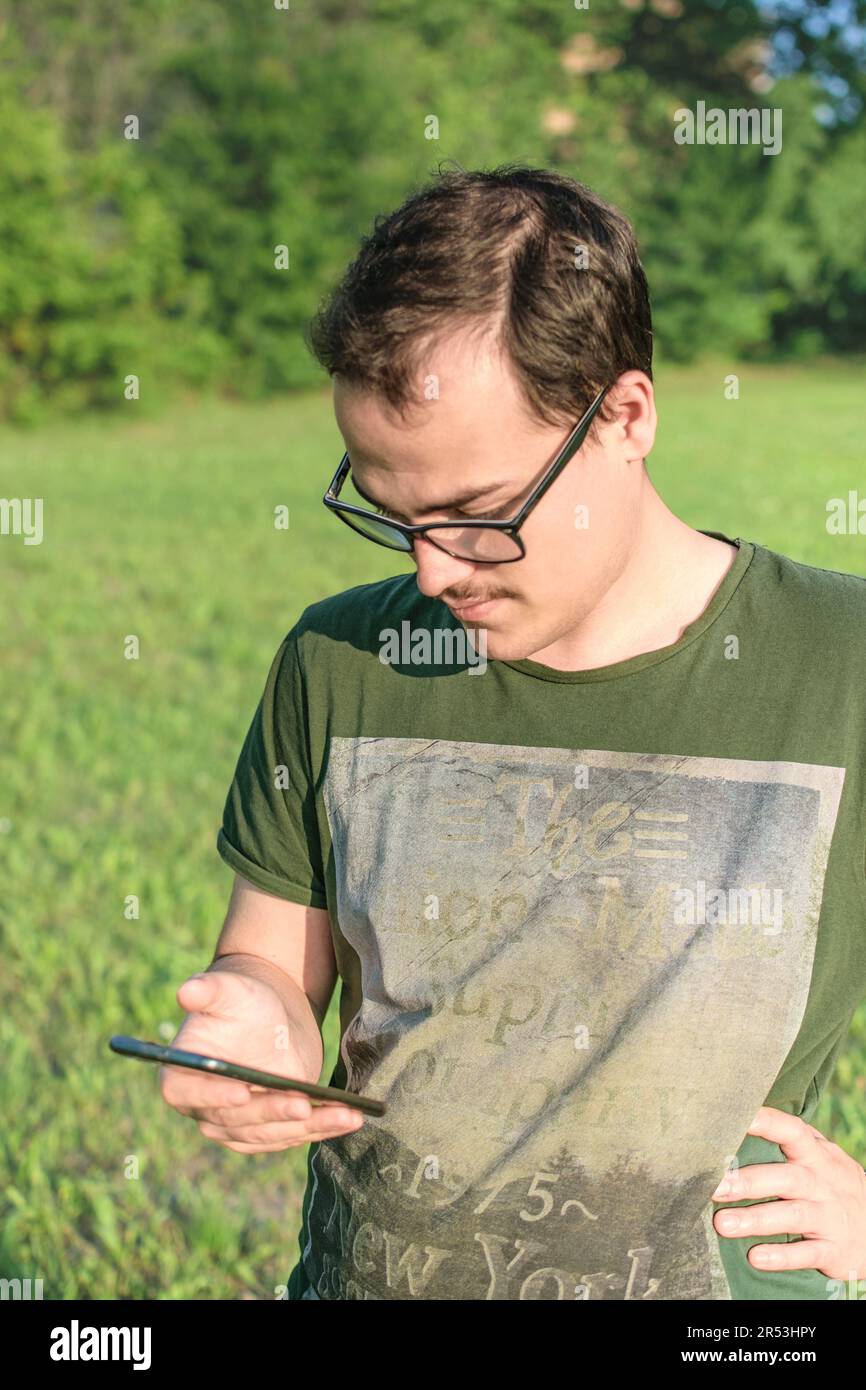 Young teenage texting on cell hi-res stock photography and images - Alamy