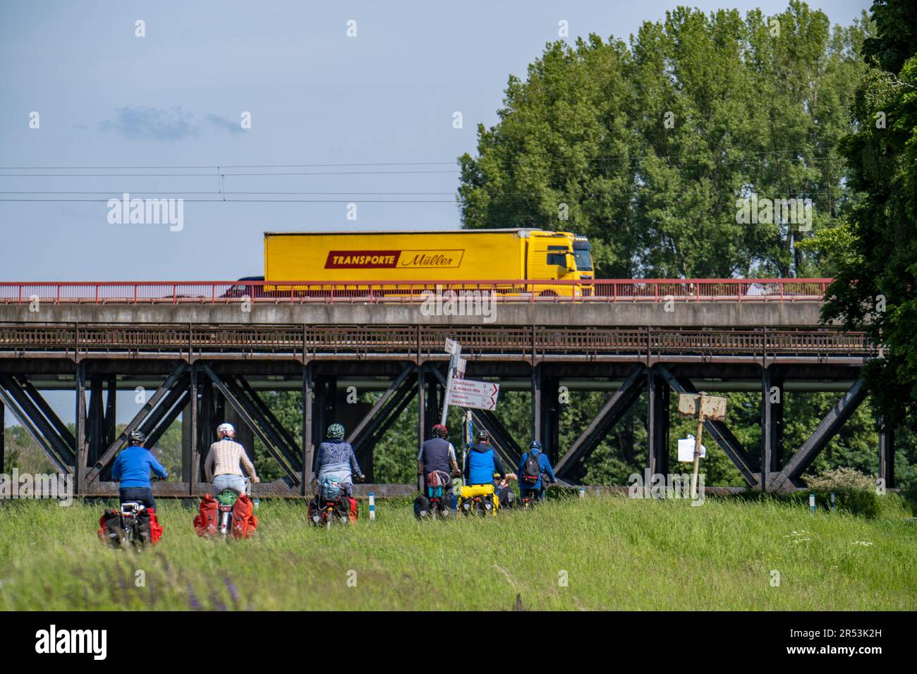 Rhine meadows near Duisburg-Beeckerwerth, footpath, cycle path on the ...
