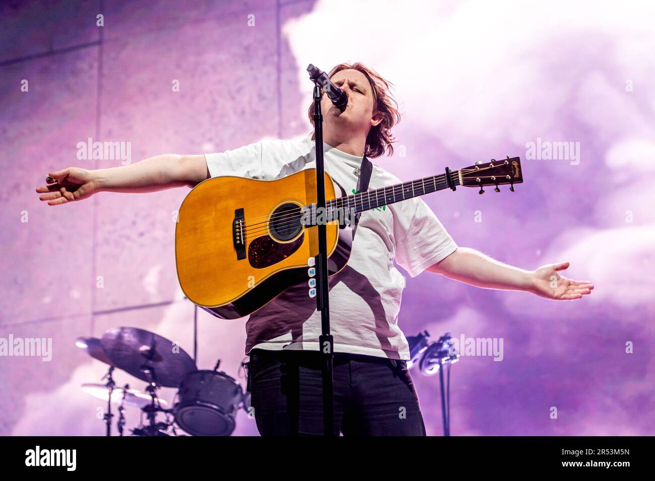 Lewis capaldi outfit hi-res stock photography and images - Alamy