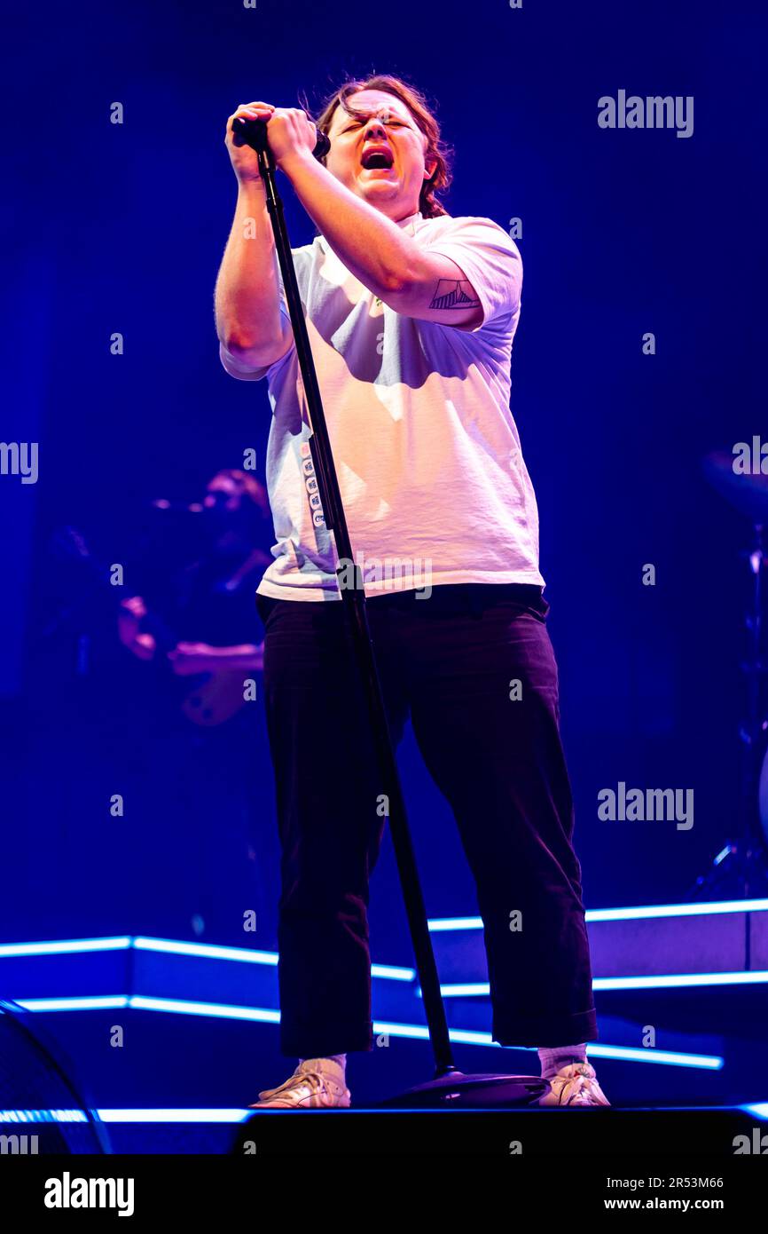 Lewis capaldi sing hi-res stock photography and images - Alamy