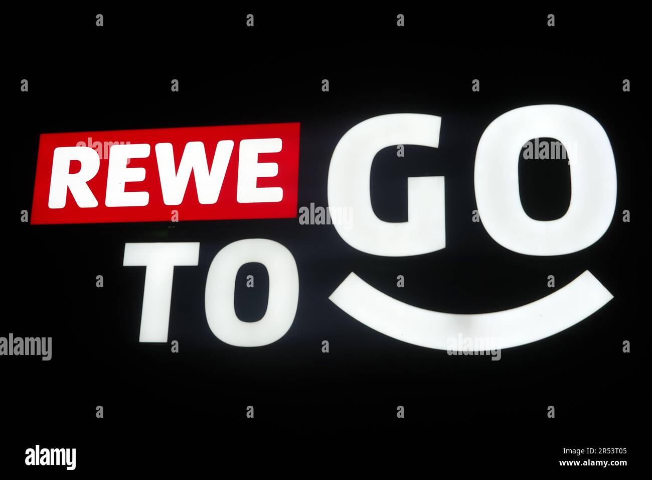 REWE To Go-Markt in einer Tankstelle - Symbolbild, Deutschland, Hamburg ...