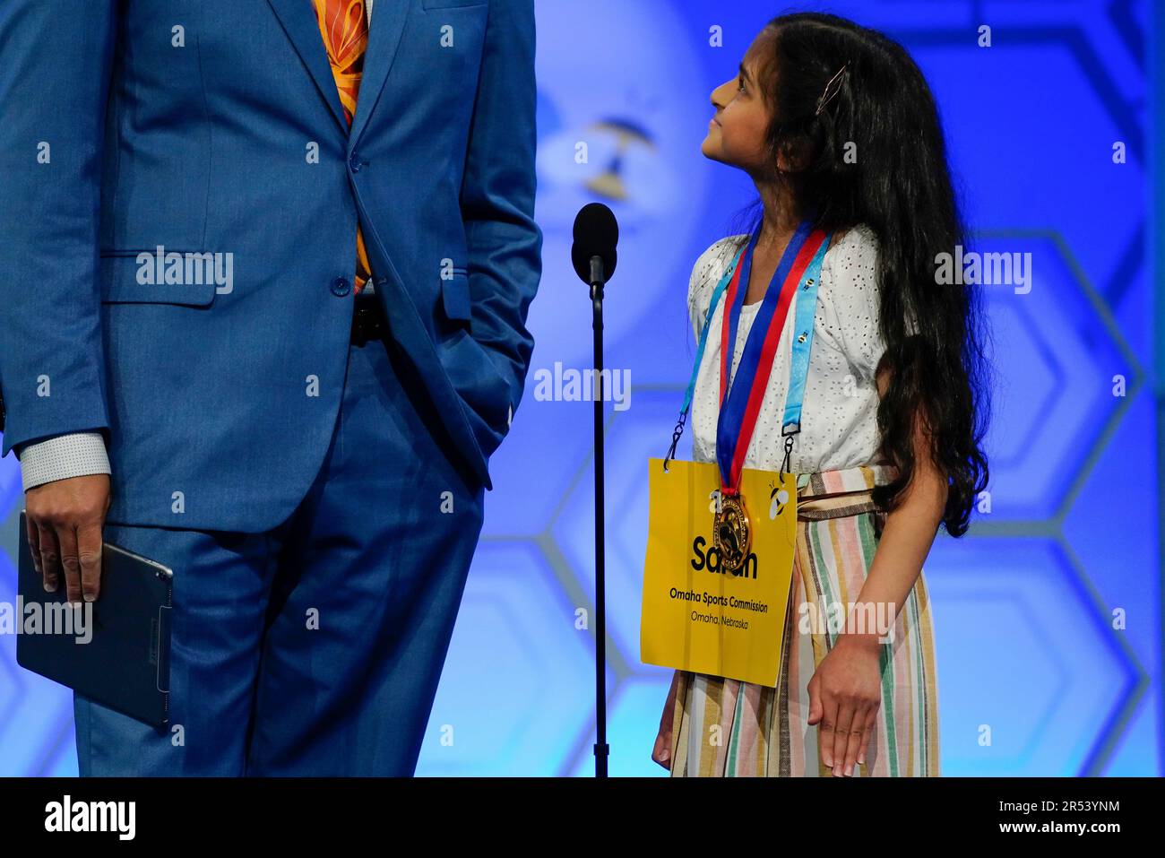 Sarah Fernandes, 11, from Omaha, Neb., talks to broadcast analyst Paul ...