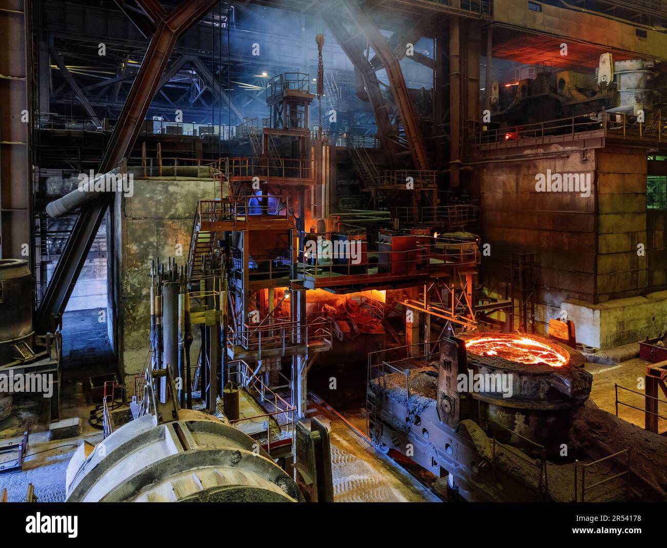 Inside factory overhead crane hi-res stock photography and images - Alamy