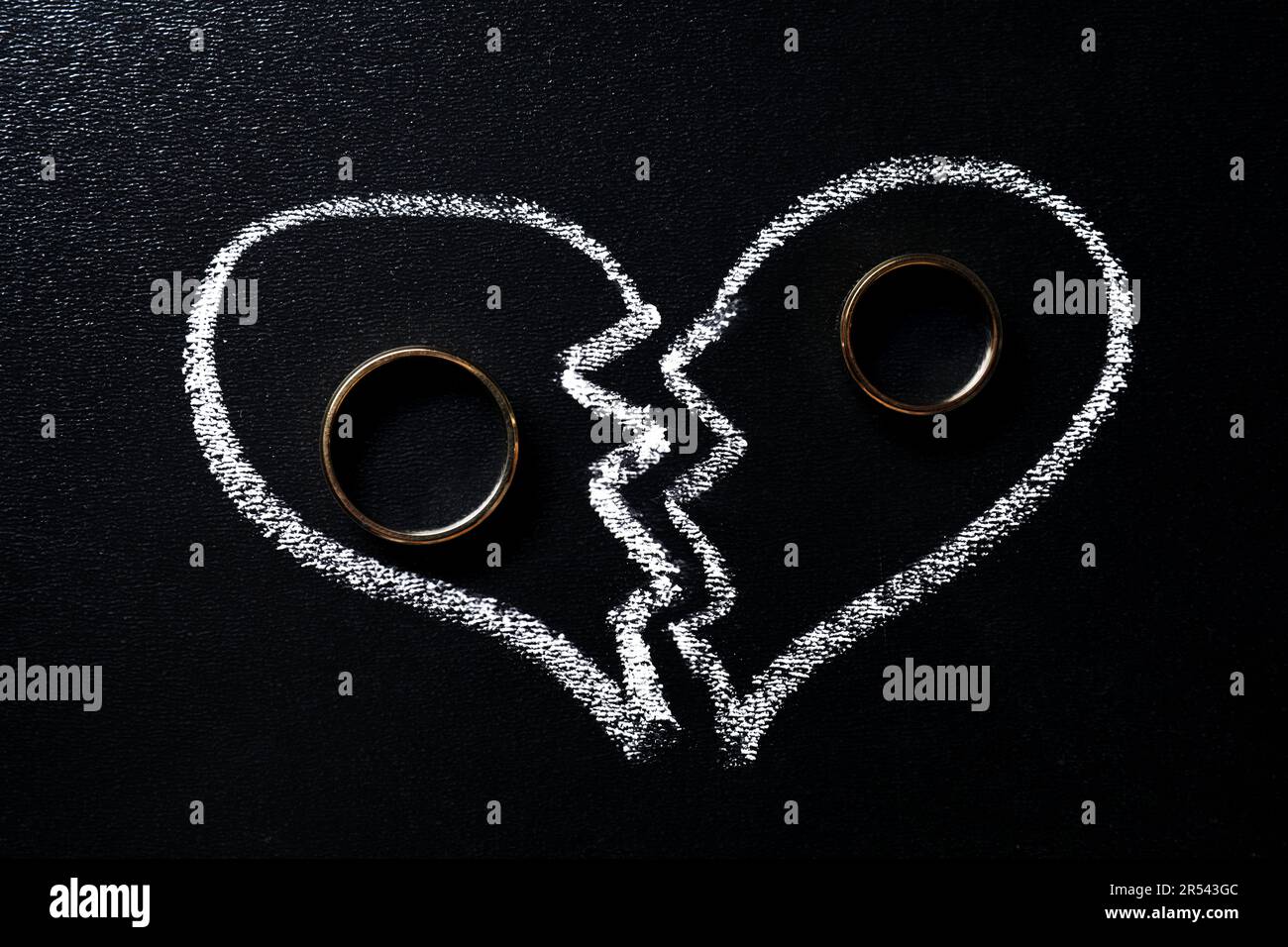 Broken wedding rings hi-res stock photography and images - Alamy