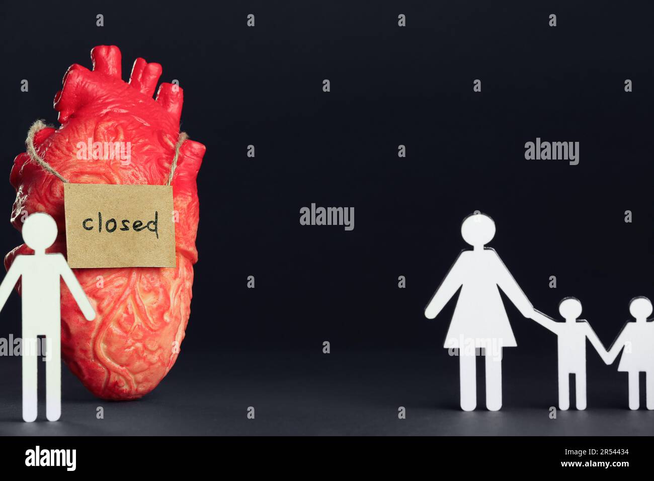 Divorce concept. Heart model, card with word Closed near paper figures ...