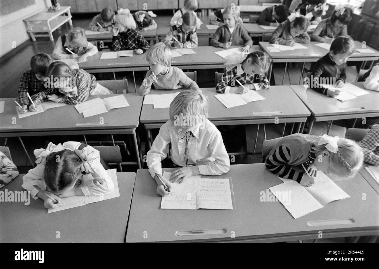 Archival photo (1985). Lesson in the zero class of the 45th secondary ...