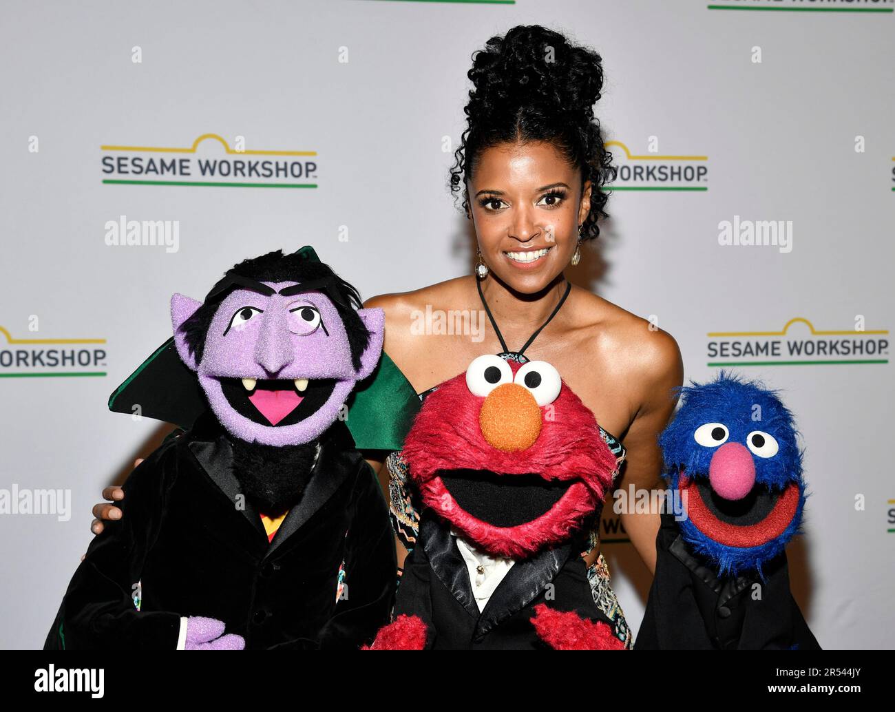 Actor Renée Elise Goldsberry, center, poses with Muppet characters ...