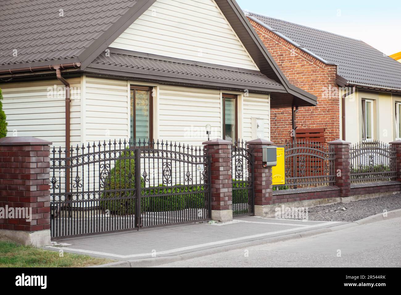 House behind green gates hi-res stock photography and images - Alamy
