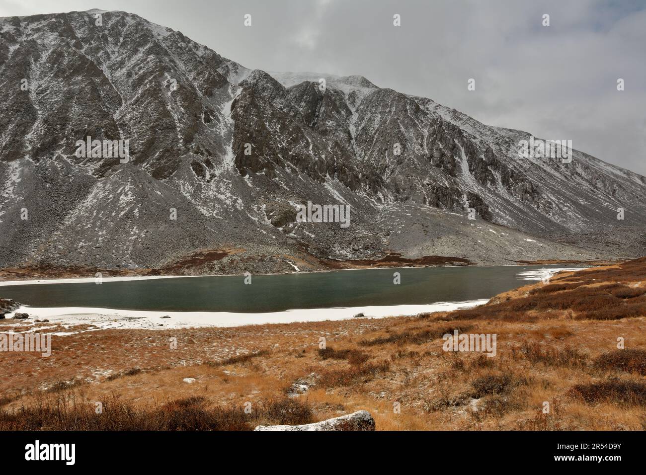 Pond edge slope hi-res stock photography and images - Alamy