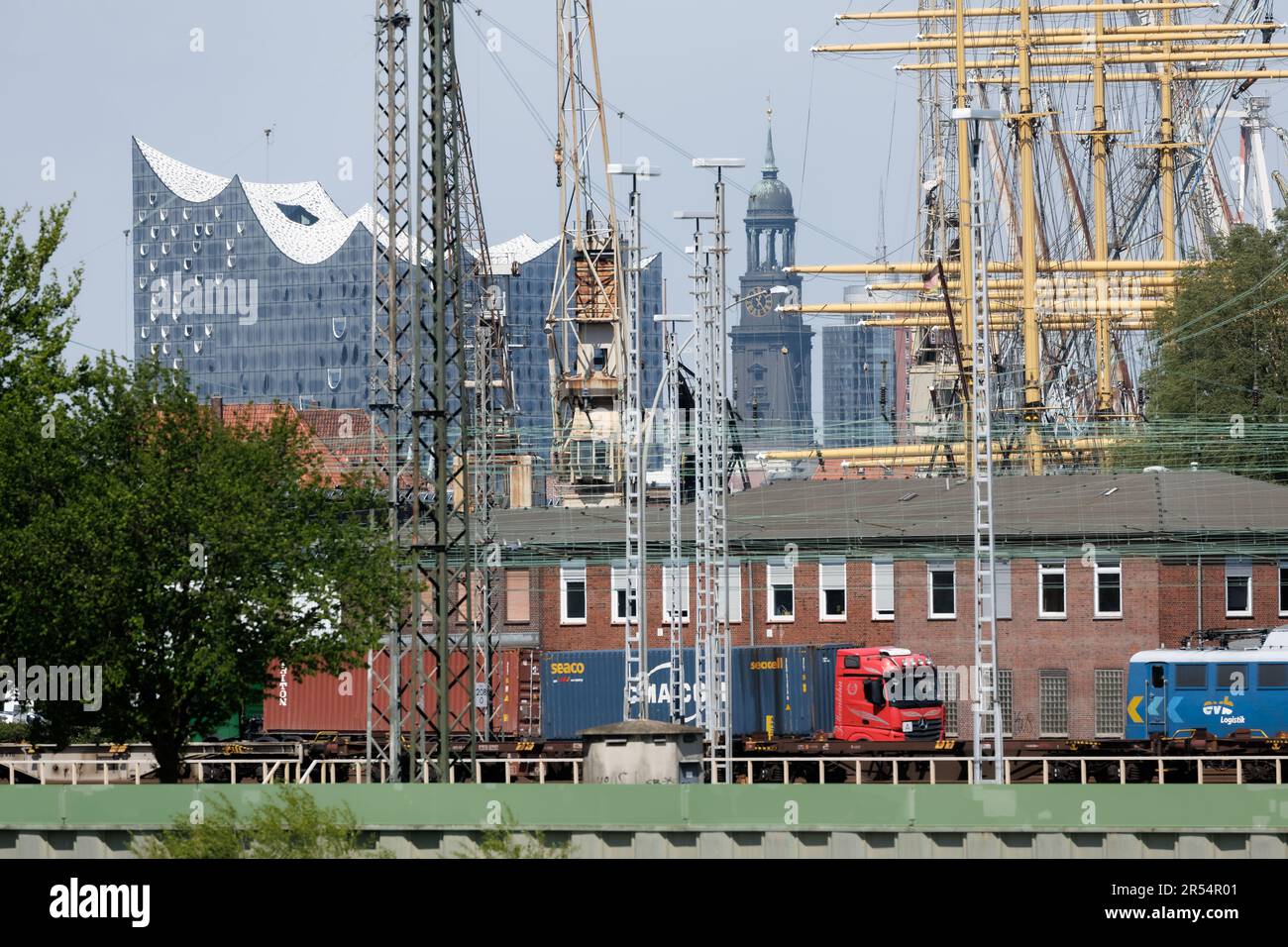 Hamburg, Germany. 10th May, 2023. View through the harbor with cranes ...