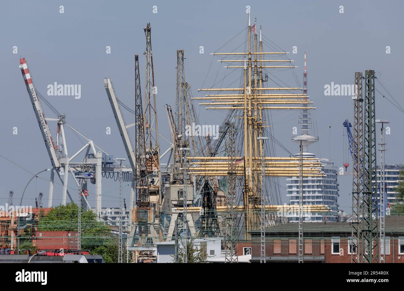 Hamburg, Germany. 10th May, 2023. View through the harbor with cranes ...