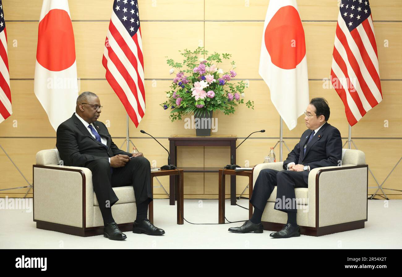 Japan's Prime Minister Fumio Kishida (R) meets with Lloyd James Austin ...