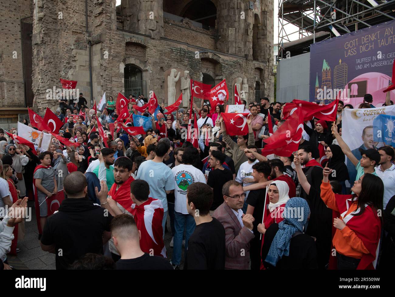 Berlin, Germany. 28th May, 2023. Numerous Turks celebrate the victory ...