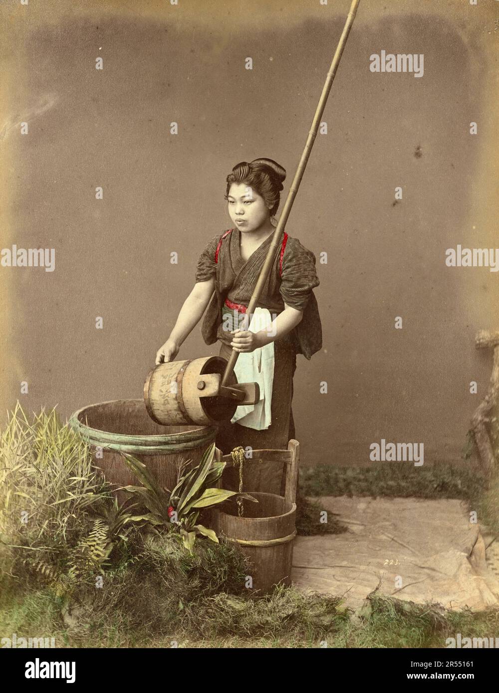 Frau schöpft Wasser aus einem Brunnen, um 1870, Japan, Historisch, digital restaurierte ...
