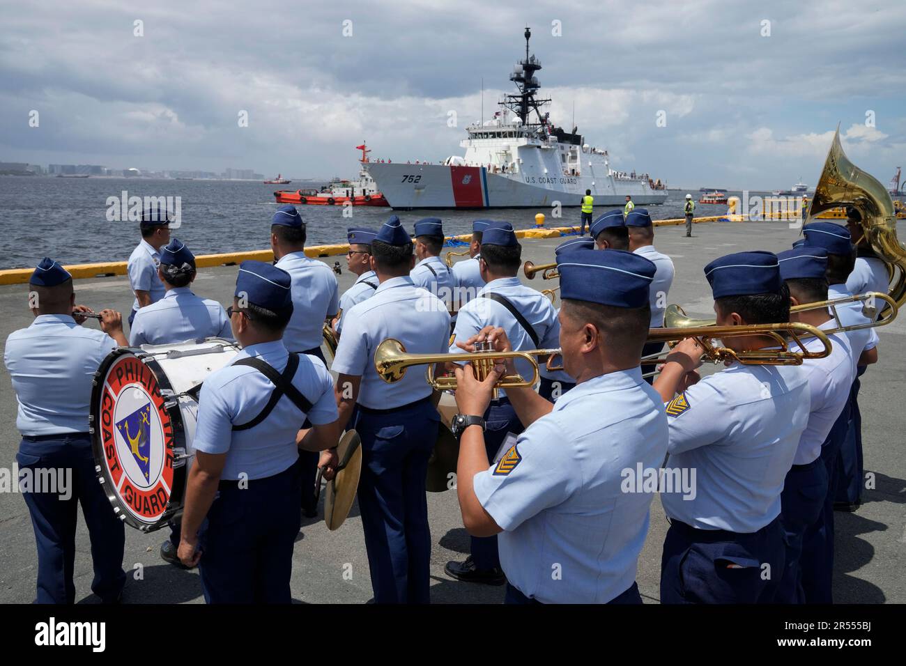 The U.S. Coast Guard Cutter Stratton (WMSL 752) arrives as the ...