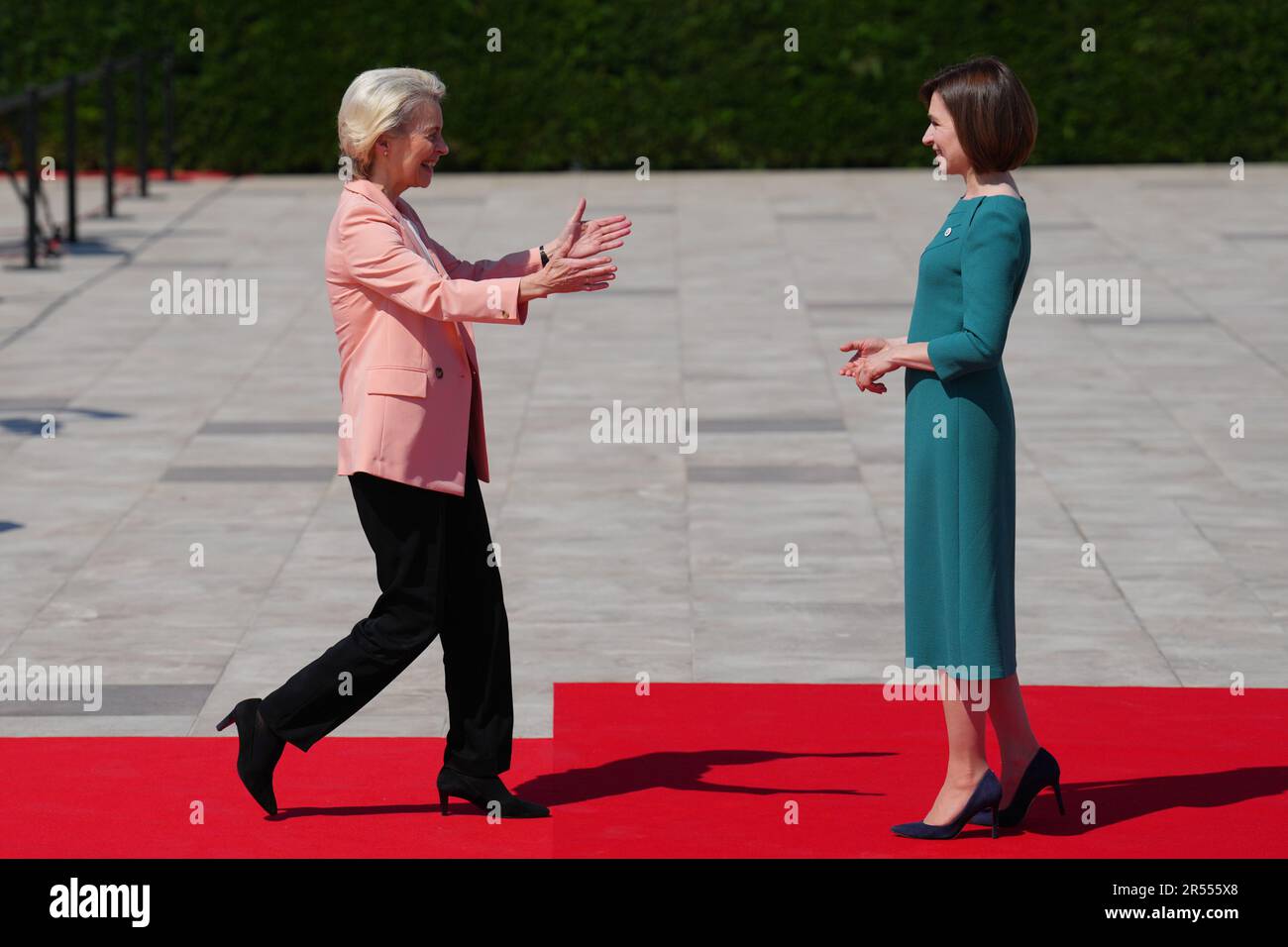 President of Moldova Maia Sandu (right)welcomes Ursula von der Leyen ...