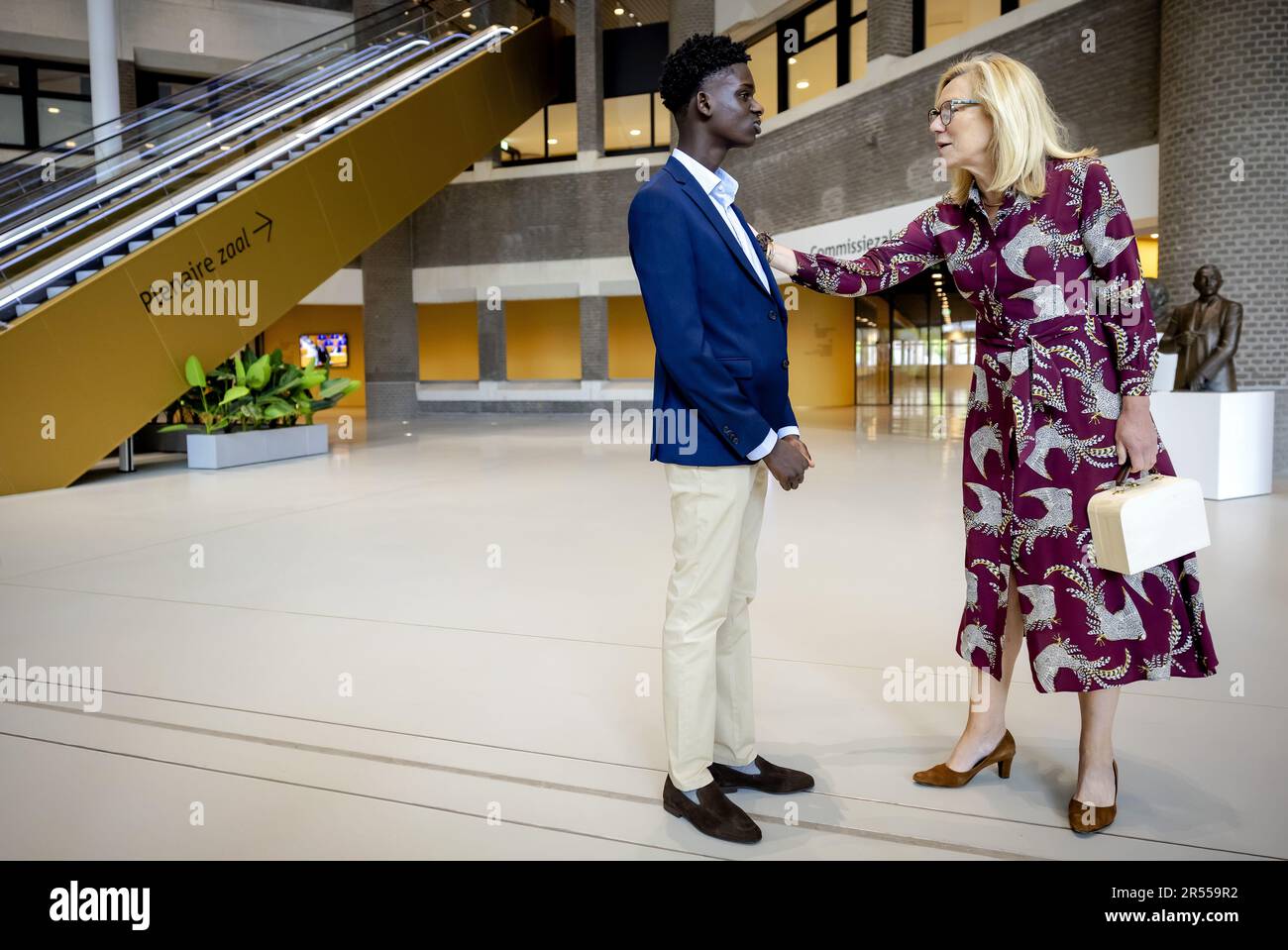 THE HAGUE - Minister Sigrid Kaag (Finance) meets 14-year-old Isi ...