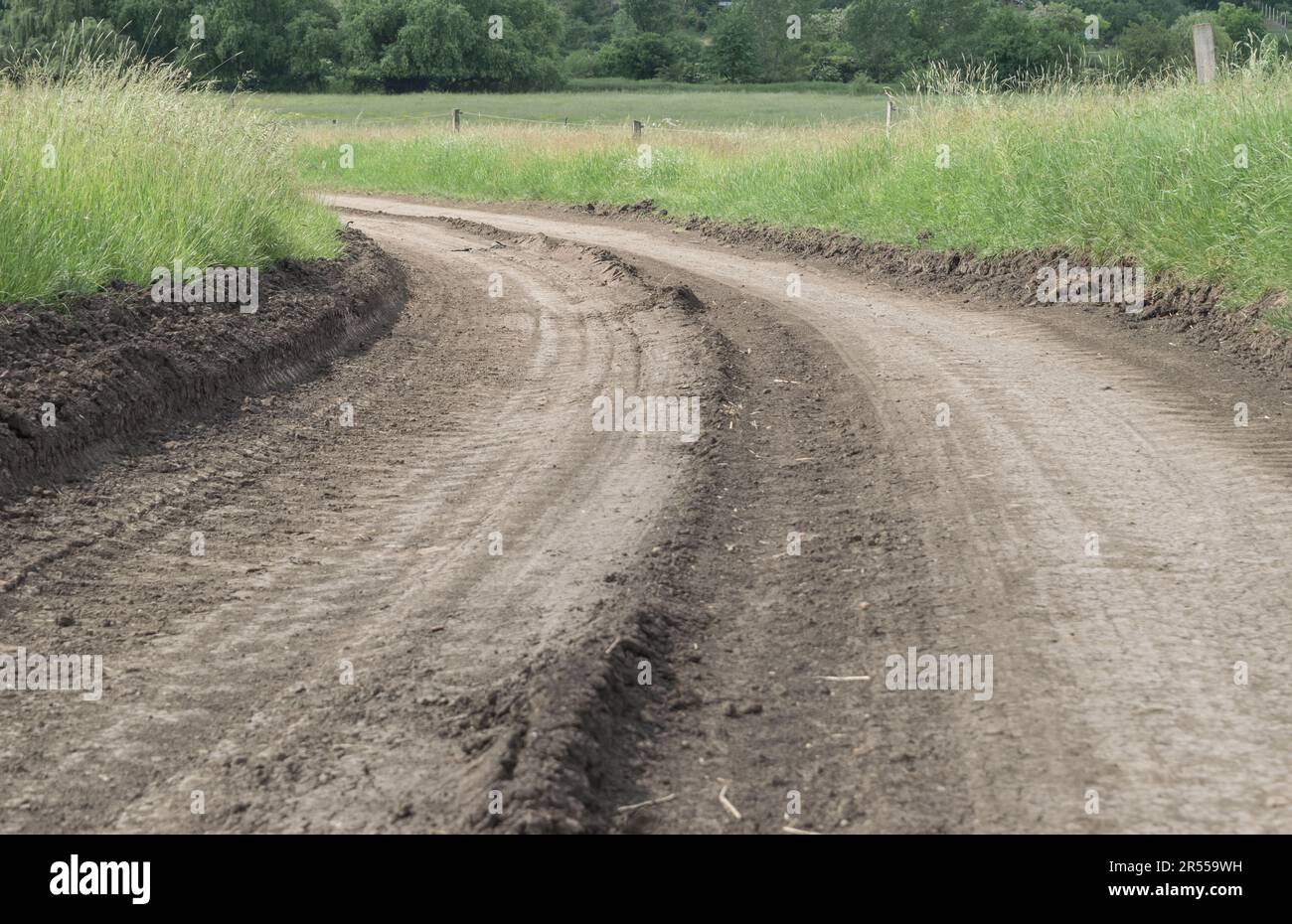 Curve in dirt road hi-res stock photography and images - Alamy