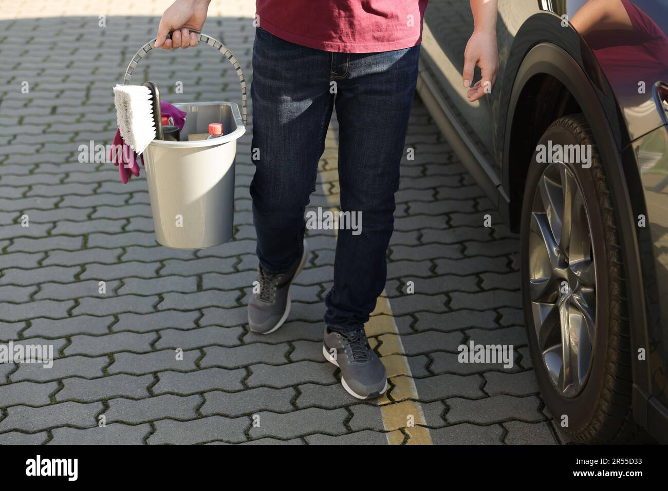 Man holding cleaning supplies hi-res stock photography and images - Alamy