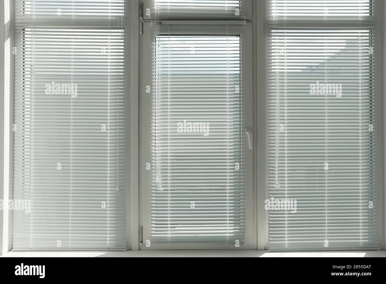 Stylish window with horizontal blinds in room Stock Photo - Alamy