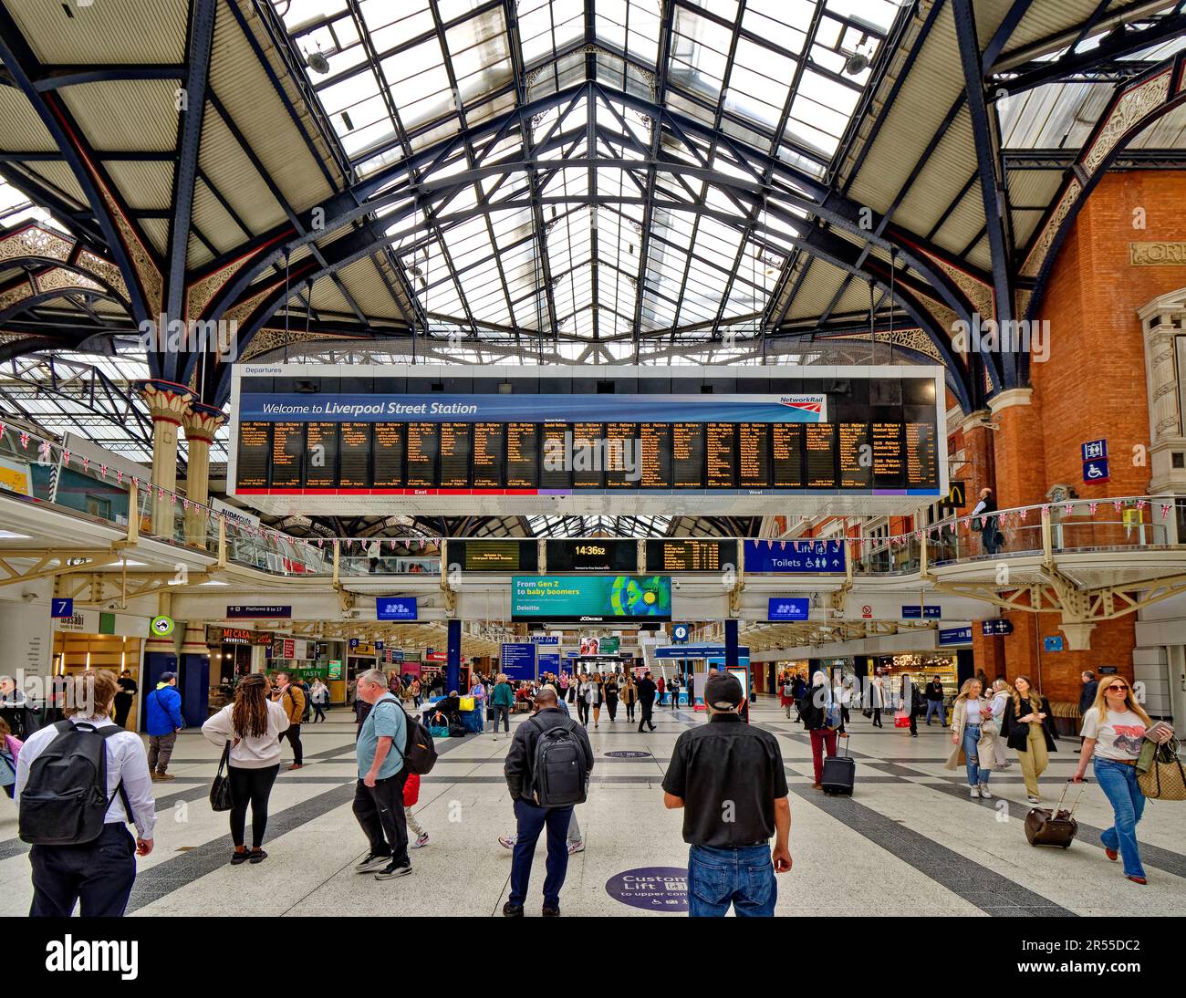 London Liverpool Street Station concourse with people and arrival and ...