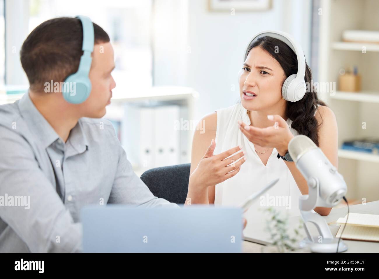 Reporters talking hi-res stock photography and images - Alamy