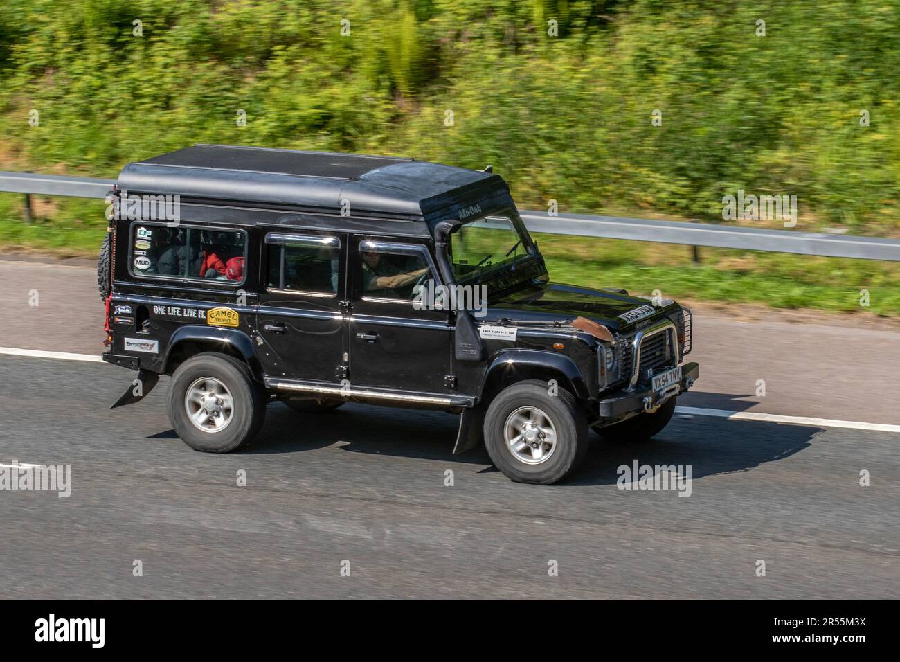 Black land rover defender hi-res stock photography and images - Alamy