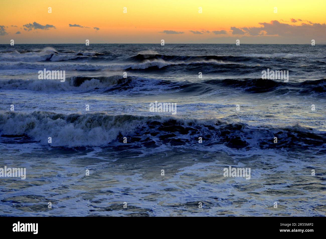 Lungomare di Livorno con mare mosso al tramonto, Toscana, Italia ...